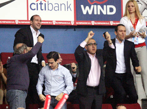 The Angelopoulos brothers congratulate the team - Olympiacos BC
